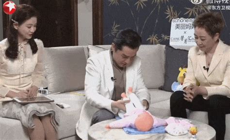 胡歌现场演示给宝宝换尿布 透露只给女儿换过两次 搜狐大视野 搜狐新闻