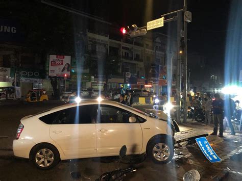 បេីករថយន្តឆ្លងផ្លូវមិនប្រយ័ត្នត្រូវរថយន្តមួយគ្រឿងទៀតបុកពីចំហៀងពេញទំហឹង