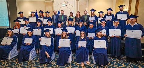 Alumnos Salvadoreños Becados Por Uneatlantico Y Funiber Celebran La