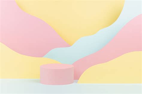 둥근 분홍색 연단이있는 판타지 만화 추상 장면 모형 분홍색 노란색 민트 색 경사가있는 산 풍경 광고를위한 템플릿 쇼룸 화장품 상품 광고의 프리젠 테이션 3차원 형태에 대한