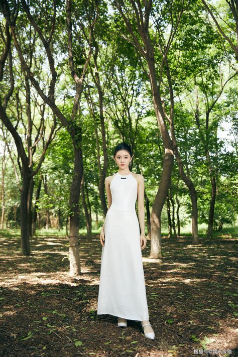刘浩存一袭白色露背裙写真身姿轻盈眼神清澈迷人腰肢长裙气质