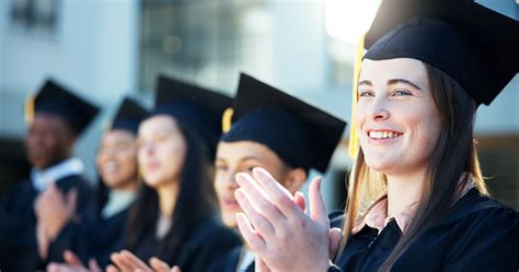 여성의 졸업 박수와 성공 장학금이나 축하로 사람들의 행복과 성취 기쁨 흥분 지식 교육 및 대학 수료를 가진 학생 그룹 14 15 살에 대한 스톡 사진 및 기타 이미지