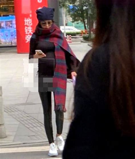 张馨予晒结婚证为何捷庆生，纪念结婚一周年，贴面kiss画面太甜了百科ta说