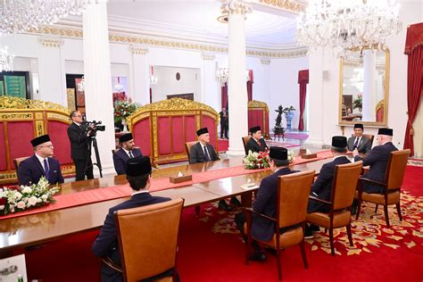 FOTO Terima Tanda Kehormatan Dari Presiden Jokowi Presiden FIFA