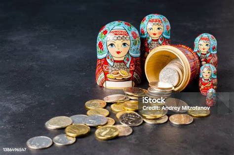 전통적인 러시아어 장난감 Matryoshka 와 돈 검은 색 콘크리트 배경 러시아에 대한 스톡 사진 및 기타 이미지 러시아
