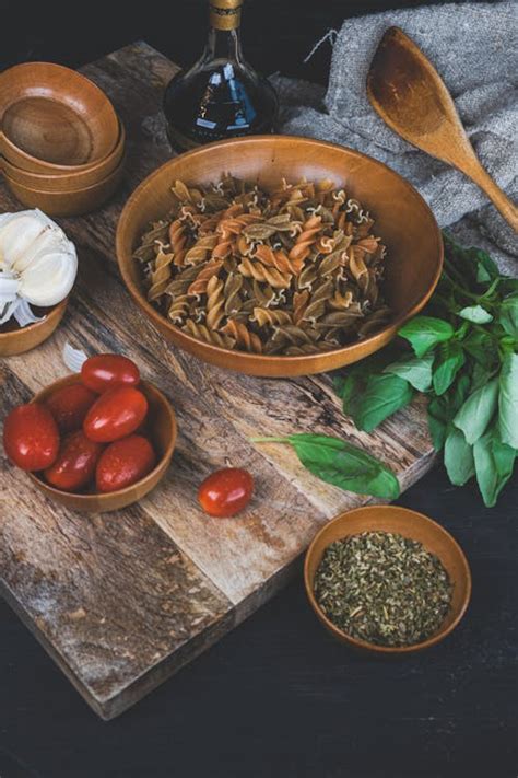 높은 각도보기 수직 쐈어 스파게티 식사 야채 음식 사진 접시 토마토 파스타에 관한 무료 스톡 사진