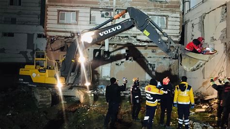 Nurdağı nda depremden saat sonra bir kişi enkazdan kurtarıldı