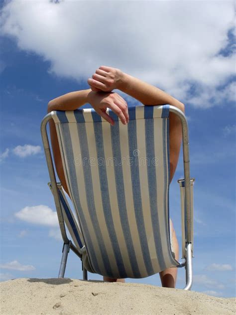 Donna Che Prende Il Sole Sulla Spiaggia Immagine Stock Immagine Di