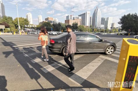 闯红灯当心“登屏”曝光！青岛启用行人闯红灯抓拍系统 半岛网