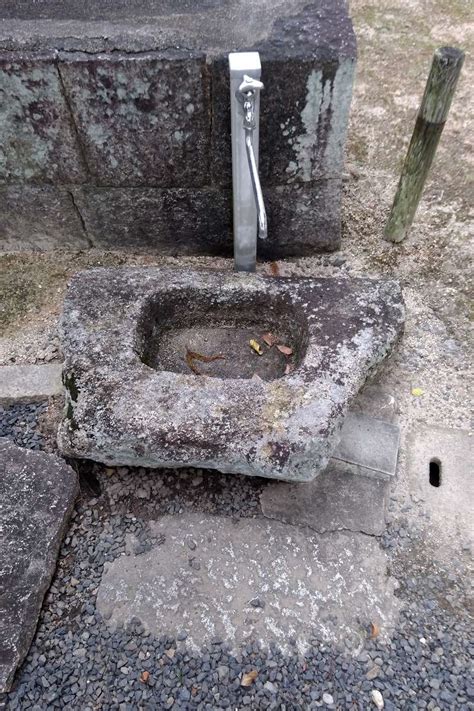 雰囲気のある取水鉢ですね松井神社滋賀県東近江市 八百万の神