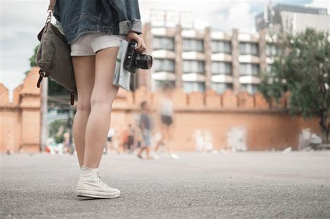 휴일 휴식 개념 여행 개념에 세계지도와 카메라를 들고 배낭 타파 게이트 랜드 마크 치앙마이 태국에서 미소 여자 여행자n 가방에