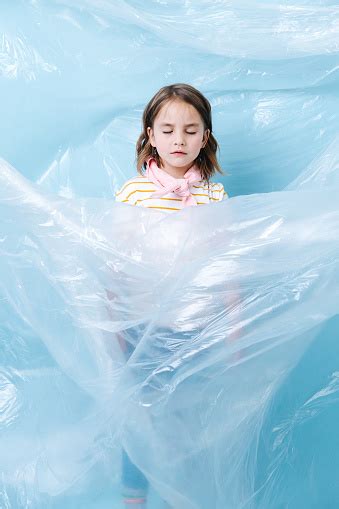 어린 소녀는 폐기물 위기에 항의 하 여 플라스틱으로 감싸 아이에 대한 스톡 사진 및 기타 이미지 아이 갈색 머리 개념 Istock