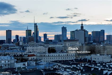 폴란드의 수도 바르샤바 스카이 라인 오래된 건물과 현대적인 건물이 함께합니다 0명에 대한 스톡 사진 및 기타 이미지 0명 거리 건설 현장 Istock