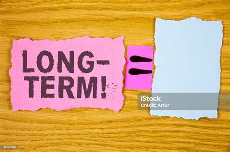 장기 동기 호출을 보여주는 글을 참고 비즈니스의 미래 계획 방정식 공간 나무 배경에 눈물 스티커 메모 용지에 작성 하는 시간의