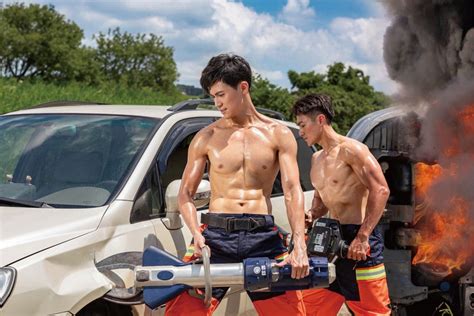 2024新北市「消防猛男月曆」來了！帥哥天菜大秀「冰塊腹肌」