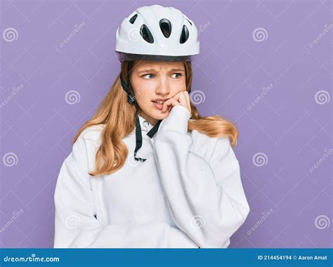 Prachtig Jong Caucasiaans Meisje Met Fietshelm Die Gestrest En Nerveus