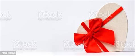 배너 회색 배경에 하트 모양의 빨간 리본이 있는 선물 상자 1개 발렌타인 데이와 생일 2021년에 대한 스톡 사진 및 기타