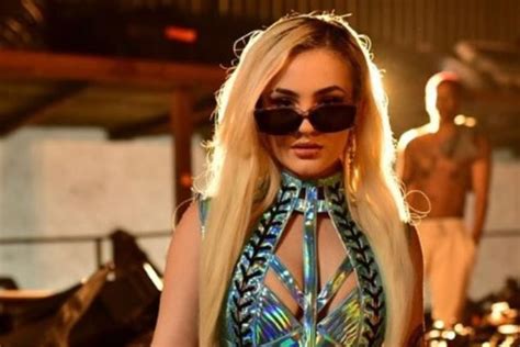 Cantora Brasileira Bibi Babydoll Emplaca M Sica Mais Ouvida Na Ucr Nia