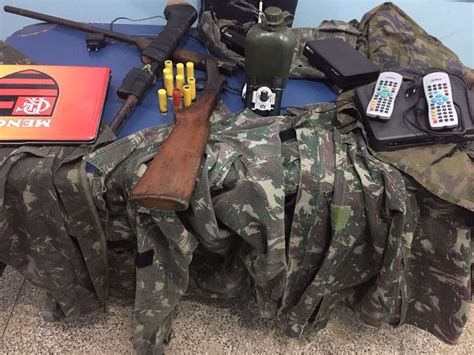 POLICIAIS MILITARES DO 5 BPM COARI APREENDEM ARMAS MUNIÇÕES E ROUPAS
