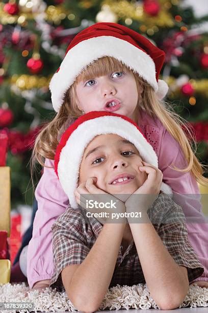 인물 행복함 남자아이 웃음소리 누나인 안기 On Christma 2명에 대한 스톡 사진 및 기타 이미지 2명 감정 공휴일