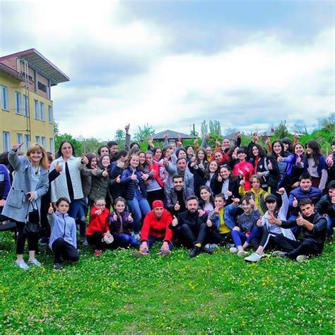ჩიბათის საჯარო სკოლა დიდი სადღესასწაულო განწყობა და ენთუზიზმი