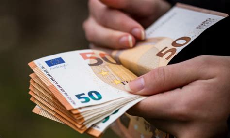 83 годишна жена Скопјанка измамена за 17 300 евра Република