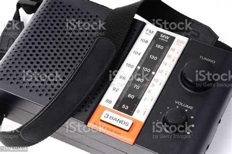 흰색 배경에서 라디오 프로그램을 청취하기위한 빈티지 라디오 0명에 대한 스톡 사진 및 기타 이미지 0명 검은색 규모