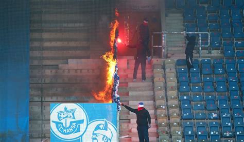 Hsv Krimi Hooligans Von Hansa Rostock Setzen Schals In Brand Mopo