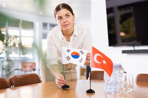 터키와 한국 외교관을 위한 회의실을 준비하는 여성 보좌관 20 24세에 대한 스톡 사진 및 기타 이미지 20 24세 가정의