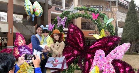 쇼핑몰 나비와 꽃에 물들다신세계 파주 아울렛 나비축제 진행