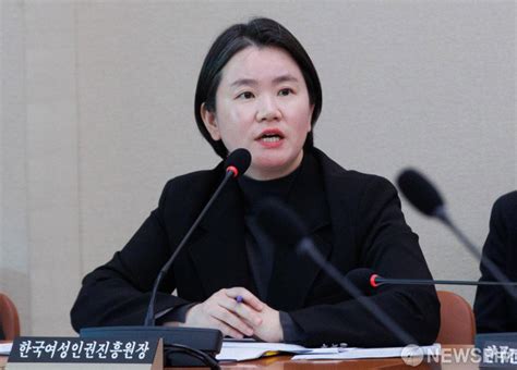 질의 답변하는 신보라 한국여성인권진흥원장