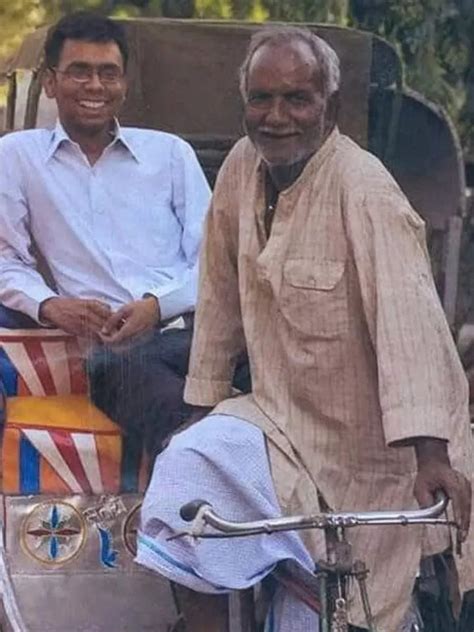 पिता चलाते थे रिक्शा बेटे ने Ias बन दोस्त के घर हुए अपमान का दिया जवाब