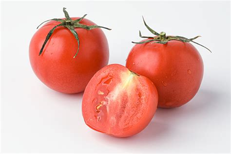 흰색 배경에 격리된 신선한 빨간색 토마토의 두 개의 전체 및 절단 쐐기 클리핑 패스 전체 피사계 심도 0명에 대한 스톡 사진 및