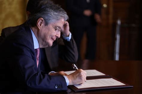 Lasso Firma Decreto La República Ec