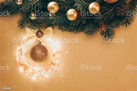 크리스마스와 새해 휴일 배경입니다 Xmas 인사말 카드입니다 황금 크리스마스 장식입니다 노엘 복사 공간 플랫 평신도 0명에 대한