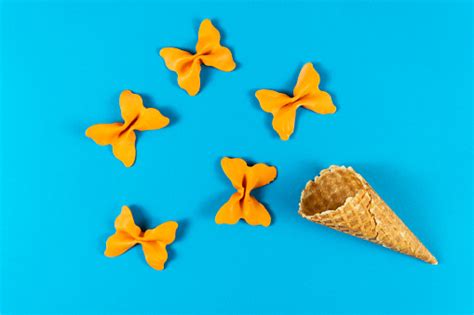 아이스크림 콘 와플 콘과 밝은 밝은 파란색 배경에 색된 파스타 밀가루 Papillon 크리에이 티브 여름 레이아웃에 의하여 이루어져 있다 최소한의 개념 0명에 대한 스톡