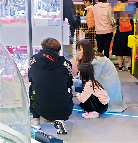 郑中基老婆婚后活成素人脸，他为讨妻女开心，蹲地上陪玩变得幼稚腾讯新闻