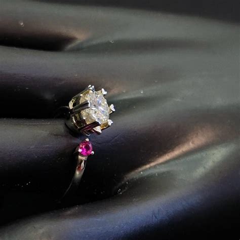 แหวนตระกูล แหวนหมั้น สั่งขึ้นตัวเรือนได้ทุกเเบบ หรือ สำเร็จรูปครบ Ennxo