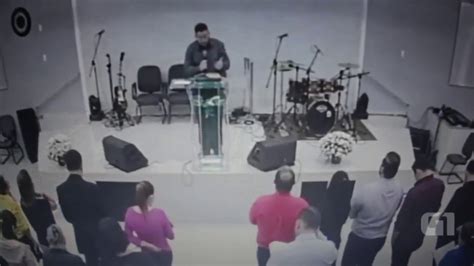 VÍDEO Homem tenta esfaquear pastor durante culto ao vivo no Facebook