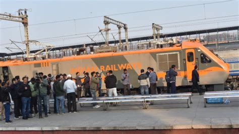 Honble Minister Shri Ashwini Vaishnaw Inspects The Amrit Bharat Trains Rake Based On The Push