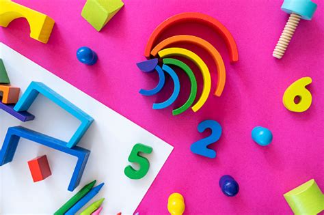 흰색 바탕에 여러 가지 빛깔의 나무 아이 장난감 교육 장난감 블록 무지개 유치원 유치원 또는 탁아소용 장난감 닫으십시오 텍스트 공간을 복사합니다 상위 뷰 교육 강좌에 대한