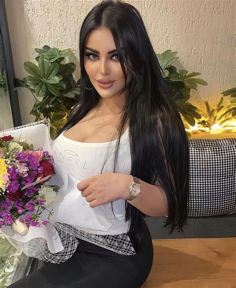 𝑳 𝑨 𝑼 𝑹 𝑨 🌸 On Instagram 🤍” Fashion Arab Beauty Arabic Dresses