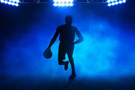 3d 일러스트 그림자 실루엣 프로 농구 선수 드리블 진한 파란색 연기 배경에 드리블 3차원 형태에 대한 스톡 사진 및 기타 이미지 3차원 형태 Championship