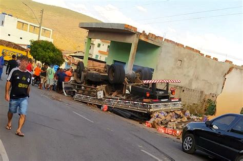 BA 148 Caminhão tomba após ficar sem freio na descida da serra de