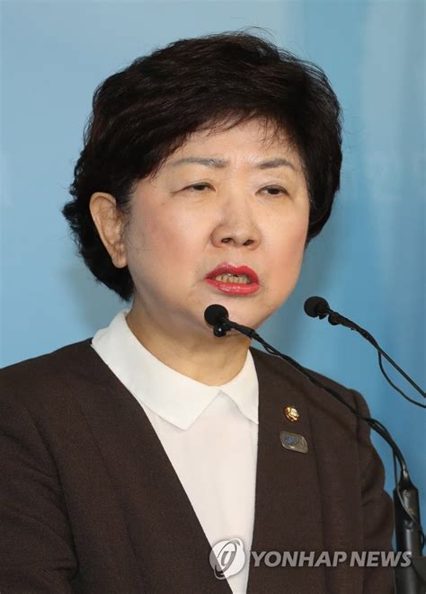 조국 딸 의료논문 문제점 이야기하는 박인숙 의원 연합뉴스