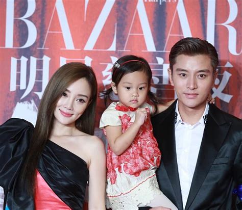 李小璐帶甜馨探班賈乃亮跪地給女兒梳頭髮，打臉網友只顧自己打扮 每日頭條