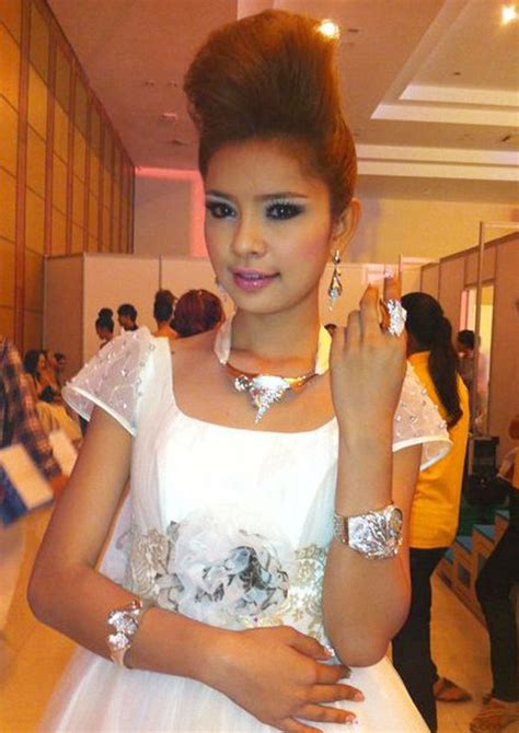 ម៉ាក សែនសូនីតា បែក ធ្លាយ រូប ឱប ថើប ជា មួយ លោក អេឡិច ហ្សូរ៉ា Khmerload