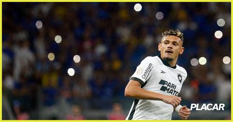 Tiquinho Soares desfalca Botafogo por cinco semanas por lesão de joelho