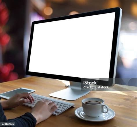 테이블에 빈 화면이 노트북 광고 텍스트 메시지에 대 한 빈 복사본 공간 화면으로 노트북 컴퓨터에 작업 영역 배경 새로운 프로젝트