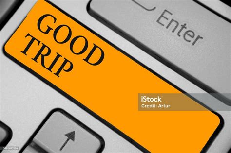 단어 쓰기 텍스트 좋은 여행입니다 여행 이나 항해 보트 기차 버스 또는 자동차의 어떤 종류에 의해 오렌지 키보드 키 의도 실행에 대 한 비즈니스 개념 컴퓨터 컴퓨팅 반사